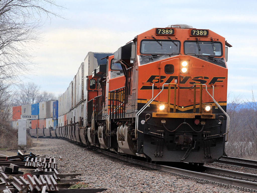 BNSF 7389